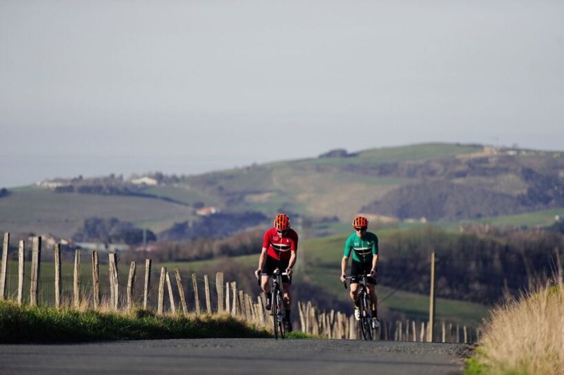 "CARESSING THE SEA" Road cycling guided tour. - Key Points