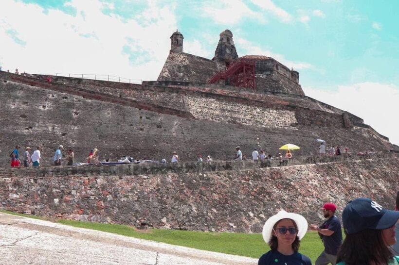 Cartagena: BILINGUAL CITY TOUR San Felipe Castle & Old city - FAQs