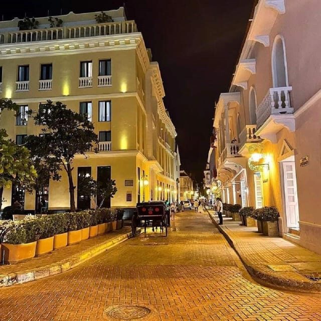 Cartagena: COLLONIAL HORSE DRAWN CARRIAGE by THE OLD CITY - Key Points