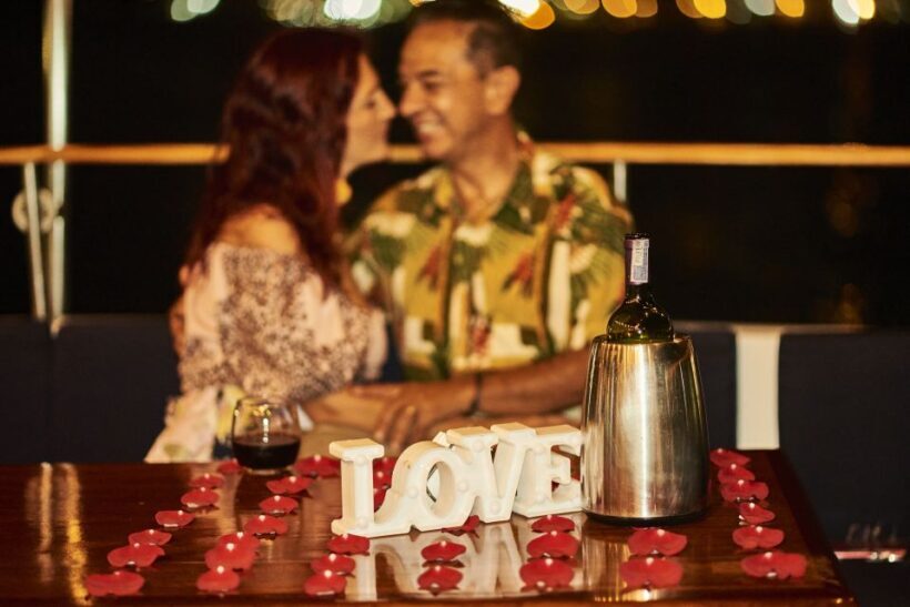 Cartagena: Cruise by the Bay with Dinner and Wine - Key Points