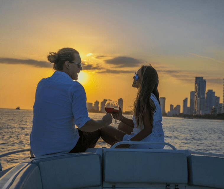 Cartagena: Dinner on a boat while you sail through the Bay - Key Points