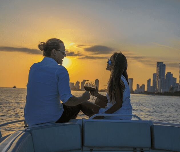 Cartagena: Dinner on a boat while you sail through the Bay - FAQ