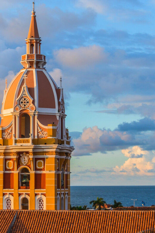 Cartagena: Explore with a city tour aboard a typical "chiva". - Introduction