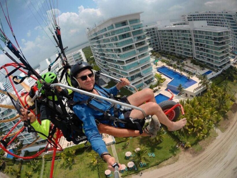 Cartagena: Paratriking Flight from the Beach - The Authentic Experience