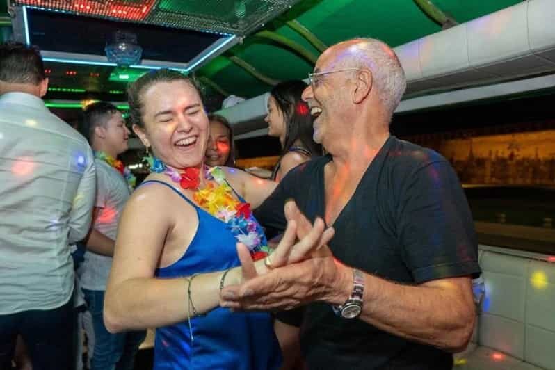 Cartagena: Party on a typical bus crossing the city - Key Points