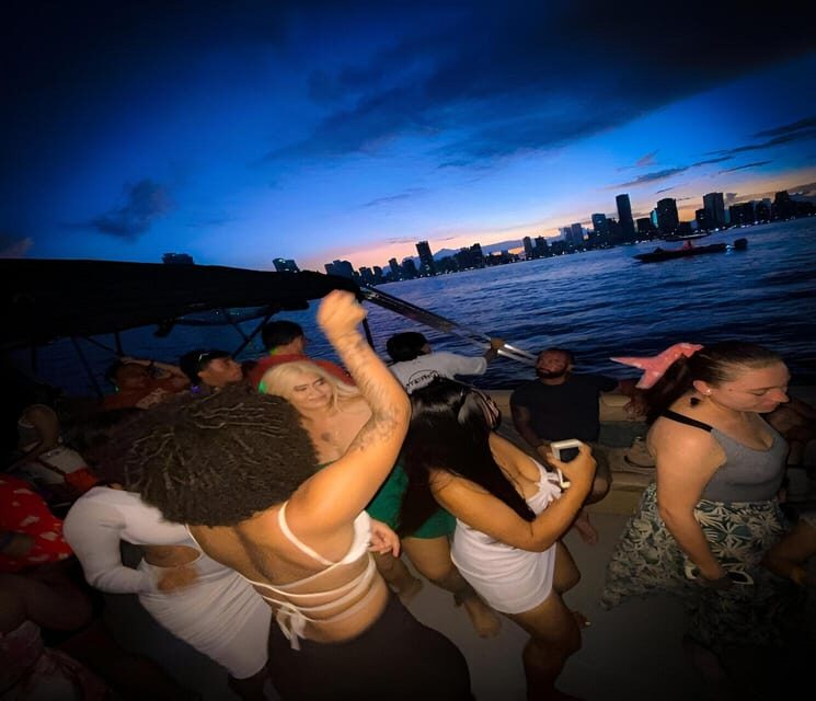 Cartagena: Sunset or nightplan on Dubai boat with Open Bar! - An In-Depth Look at the Experience