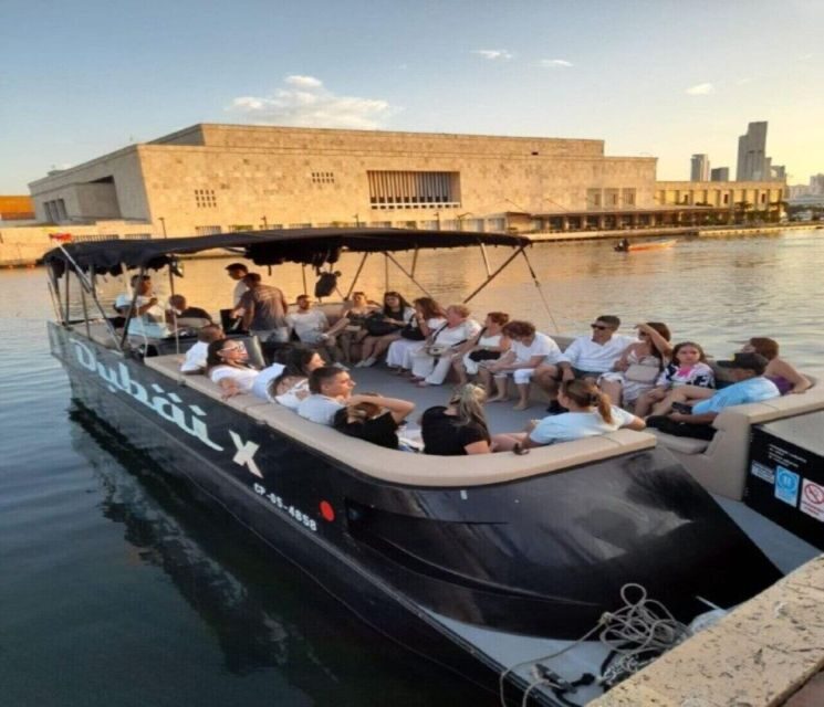 Cartagena: Sunsetplan on Yacht with Open Bar and DJ on board - Key Points