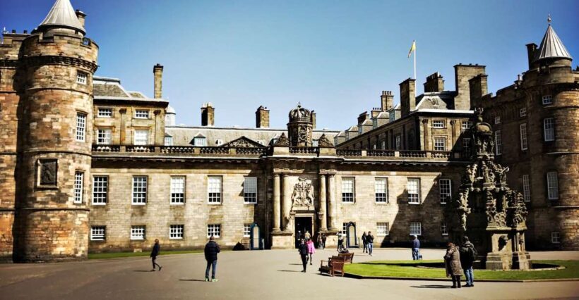 Castle & Cobblestones: 8-Hour Private Edinburgh Walking Tour - The Sum Up