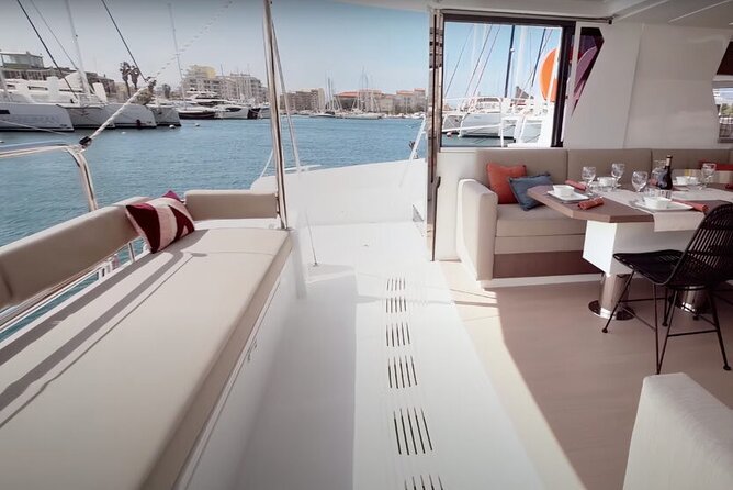 CATAMARAN Kleftiko Poliegos & Round of Milos Lunch With Openbar - Onboard Amenities and Meals