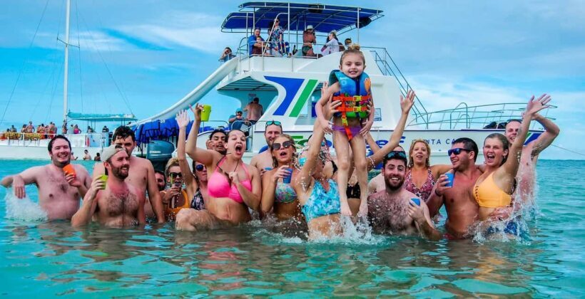 Catamaran party Boat con open bar y snorkeling en punta cana - An In-Depth Look at the Catamaran Party Experience