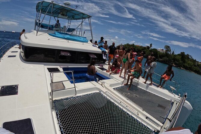 Catamaran with jacuzzi for groups Lunch and drinks Puerto plata - FAQ