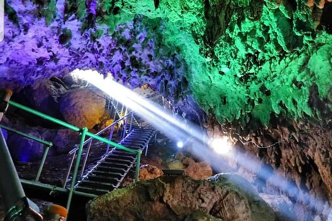 CAVE OKINAWA a Mysterious Limestone CAVE That You Can Easily Enjoy! - Exploring the Mysterious Limestone Cave