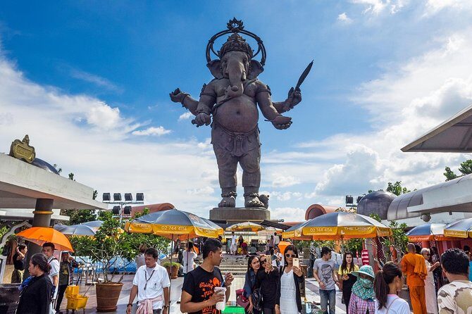 Chachoengsao One Day Trip from Bangkok : Historic Market & Temple - Exploring Ban Mai Market: Authentic Thai Flavors