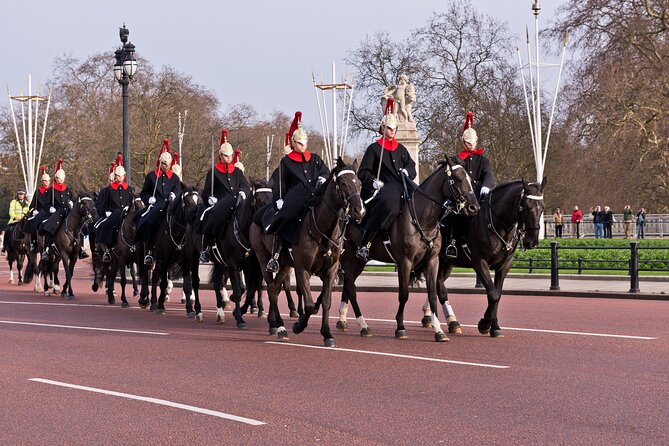 Changing of the Guard Guided Tour at Buckingham Palace - Insider Perspectives From the Guide