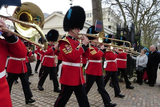 Changing of the Guard Guided Walking Tour in London - Views of Buckingham Palace
