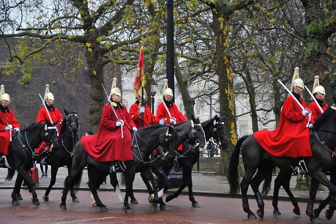 Changing of the Guard Guided Walking Tour in London - Walking the Streets to Royal and Vibrant London