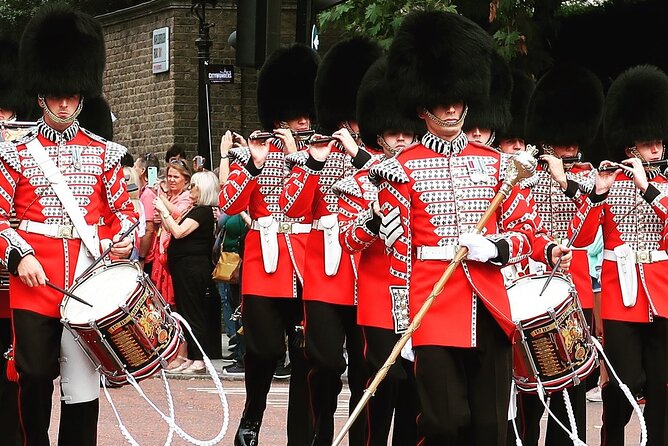 Changing of the Guard Guided Walking Tour in London - End Near Buckingham Palace