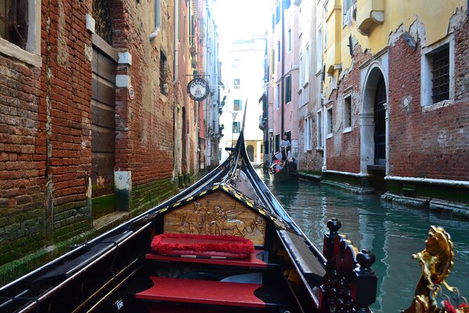 Charming Gondola Ride on the Grand Canal & Gondola Gallery - Meeting Points and Accessibility