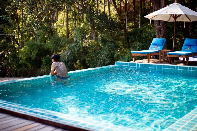 Chiang Mai 2-Day: Trek, Tubing, Waterfall & Elephant Feeding - Expert Guides and Supportive Staff