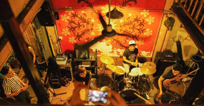 Chiang Mai: Chiang Mai Bar Hopping Guided Night Tour - Key Points