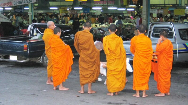 Chiang Mai: Guided Historical City Tour by Bike with Lunch - FAQ