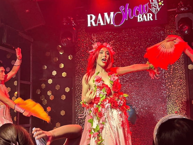 Chiang Mai: Ladyboy Cabaret Show with Dinner and Drinks - Key Points
