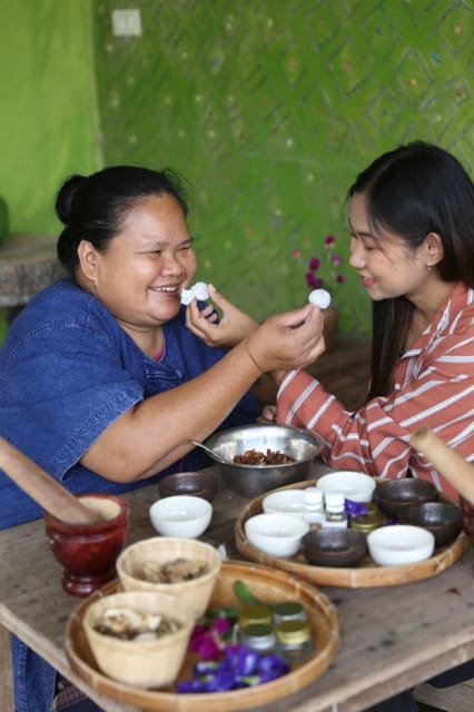 Chiang Mai : Making Herbal Ball And Inhaler - The Value of the Price