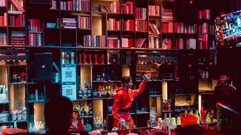 Chiang Mai: Pub Crawl - Authentic Experience in a Friendly Setting