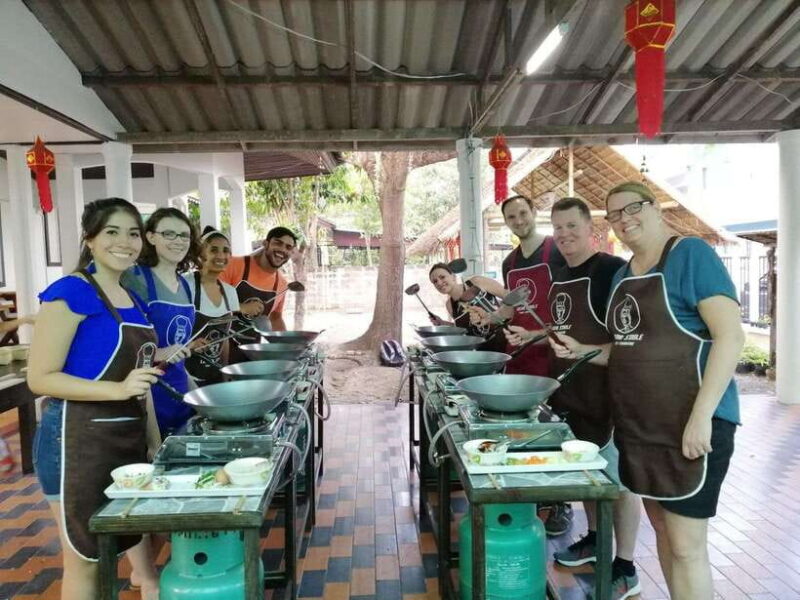Chiang Mai: Thai Cooking and Market Tour with Lanna Smile - Key Points