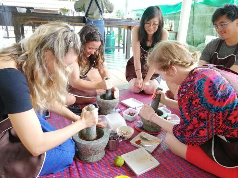 Chiang Mai: Thai Cooking and Market Tour with Lanna Smile - Why This Tour Works Well