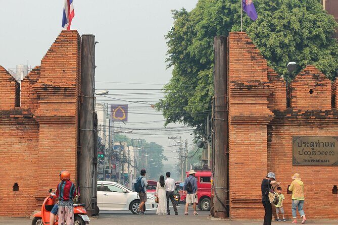 Chiang Mai Tuk Tuk Evening Tour with Temples & Street Foods - The Sum Up