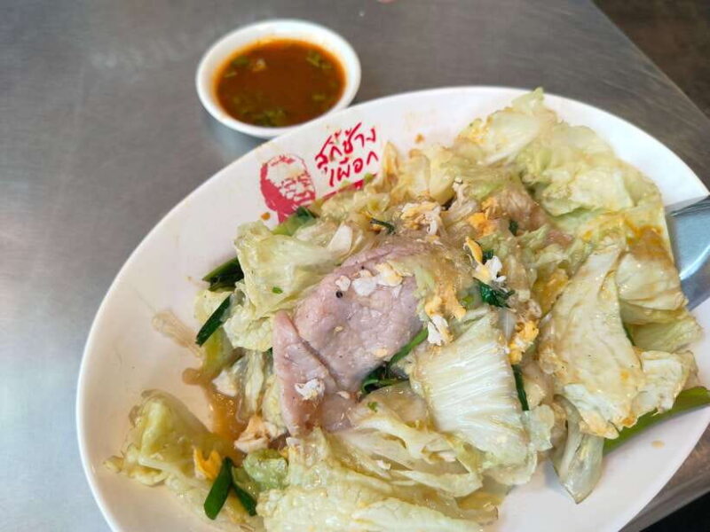 Chiang Mai: Tuk-Tuk Evening Tour with Temples & Street Foods - Key Points