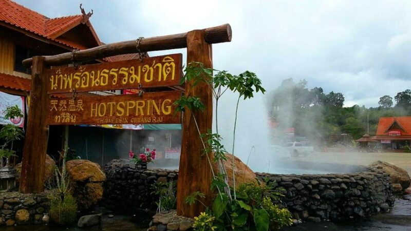 Chiang Mai : White and Blue Temples and Lalita Cafe - Who Will Benefit Most?