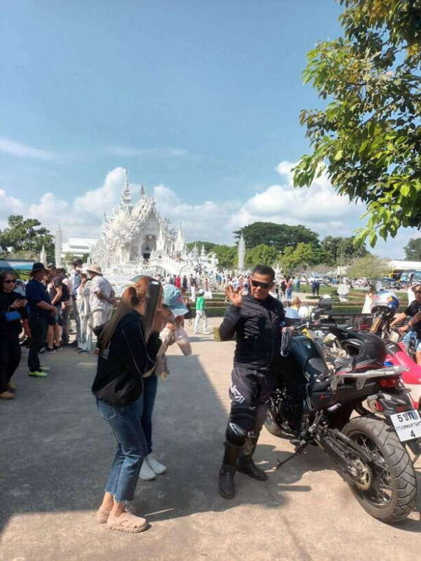 Chiang Rai: 2 Temples (White and Blue) + Black House Museum - FAQ