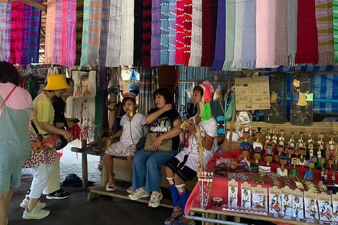 Chiang Rai to Golden Triangle One Day Join Tour - Exploring Chiang Rai’s Temples