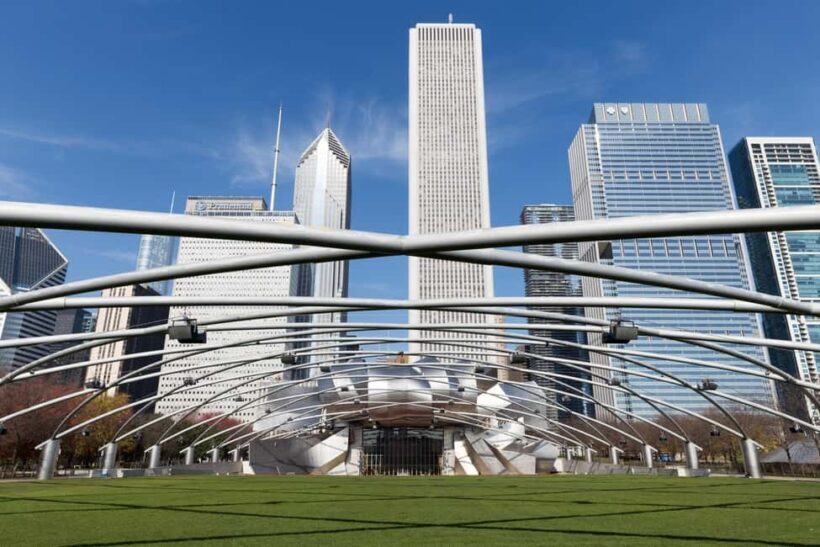 Chicago Downtown Walking Tour & Lake Michigan Cruise Tickets - The Chicago Theatre & American Writers Museum