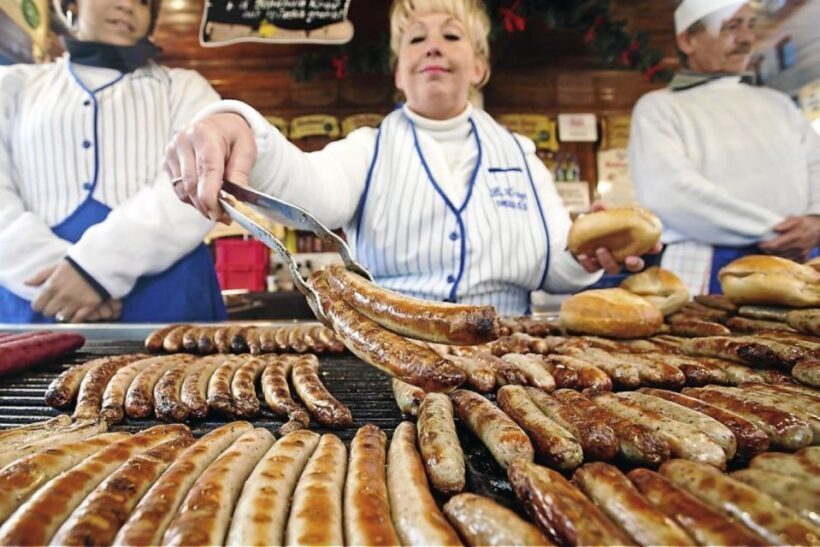 Chicago: Guided Holiday Walking Tour and Food Sampling - The Itinerary: A Step-by-Step Breakdown