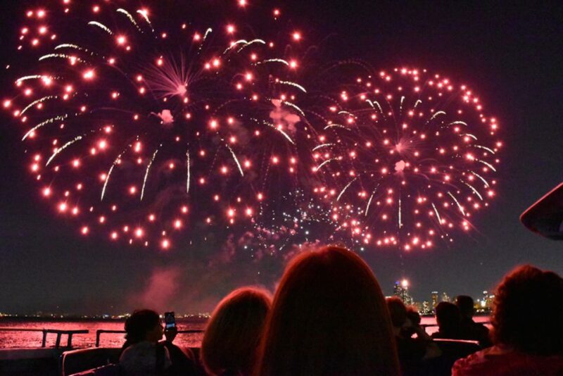 Chicago: Summer Fireworks Cruise with 3D Glasses and Music - Key Points
