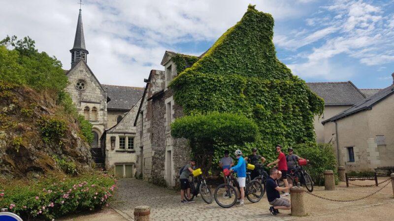 Chinon: Bicycle Tour of Saumur Wineries with Picnic Lunch - Key Points