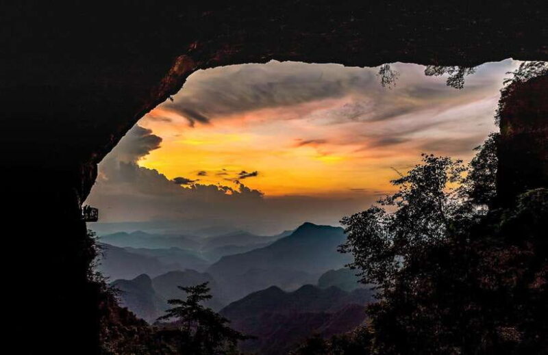 Chongqing:1-day Jinfoshan Mt hiketrip (licen guide,with car) - What Makes This Tour Stand Out?