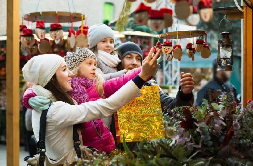 Christmas Magic in Barcelonas Gothic Quarter - Key Points