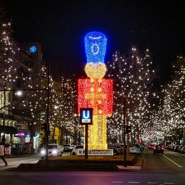 Christmas market lights tour bus through Berlin, free mulled wine (2.5 hours) - Key Points