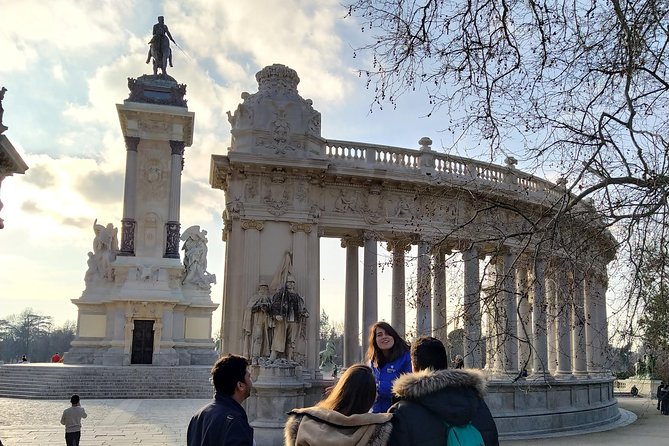 Cibeles Rooftop and Retiro Park Tour with professional guide - Key Points