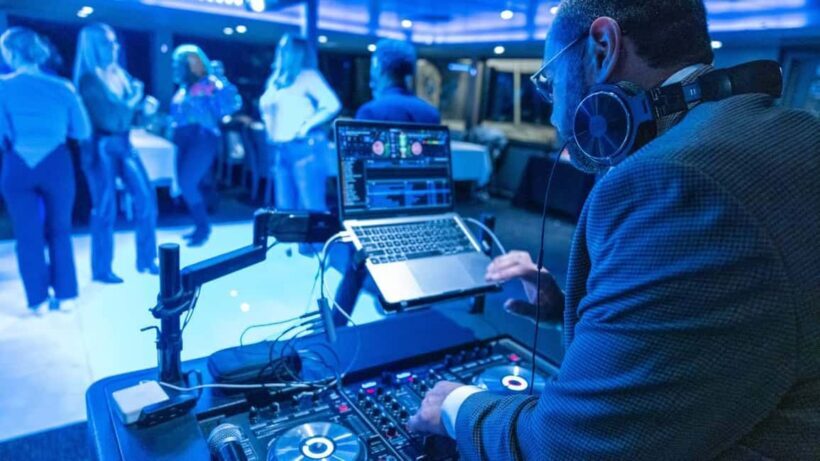 City Cruises Chicago: Premier Lunch or Dinner Cruise - Entertainment and Atmosphere