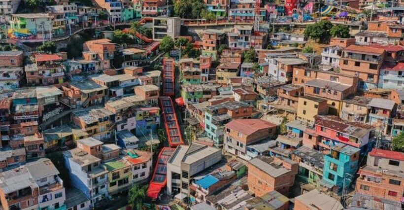 City Tour: Graffiti Tour Comuna 13 + Downtown Medellín - Starting Point and Logistics