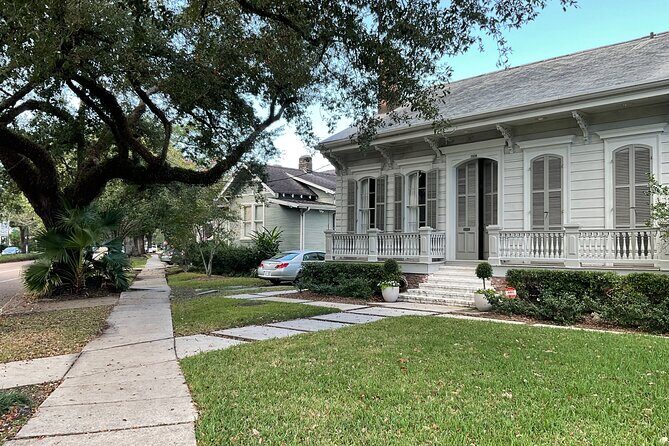 City Tour in French Historic Districts - Authenticity and Experience