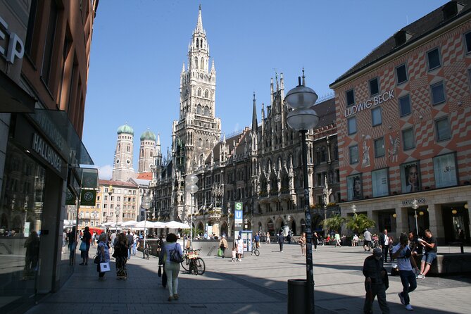 City Walk + English Garden and Colorful History + Culture in the City Center - Experiencing the Hofbräuhaus Beer Hall