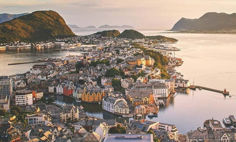 City walk in Ålesund: Art Nouveau, sea views, and insider tips - What to Expect from the Tour
