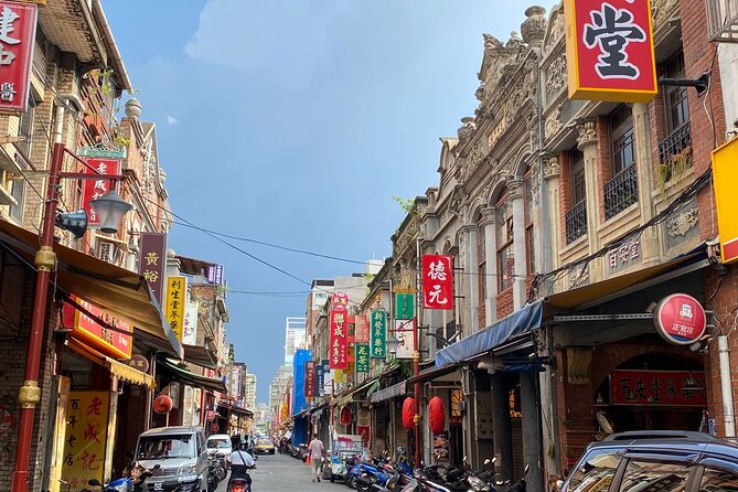 Classic Taipei Landmarks Day Tour - Dihua Street and Dadaocheng