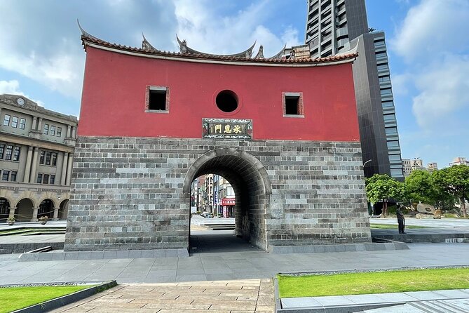 Classic Taipei Landmarks Day Tour - Transportation and Group Size